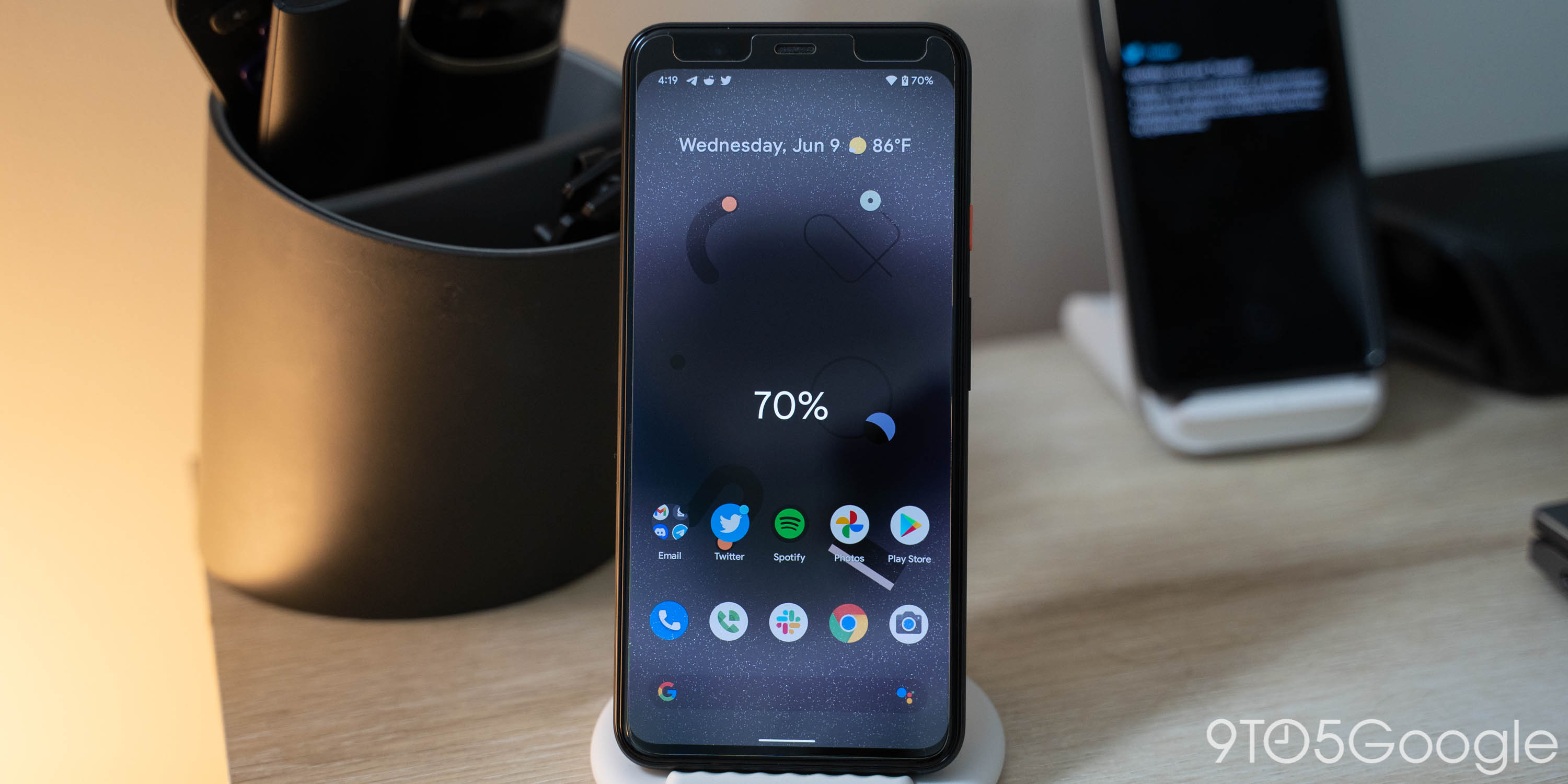 Android 12 Beta debuts colorful charging animation - 9to5Google