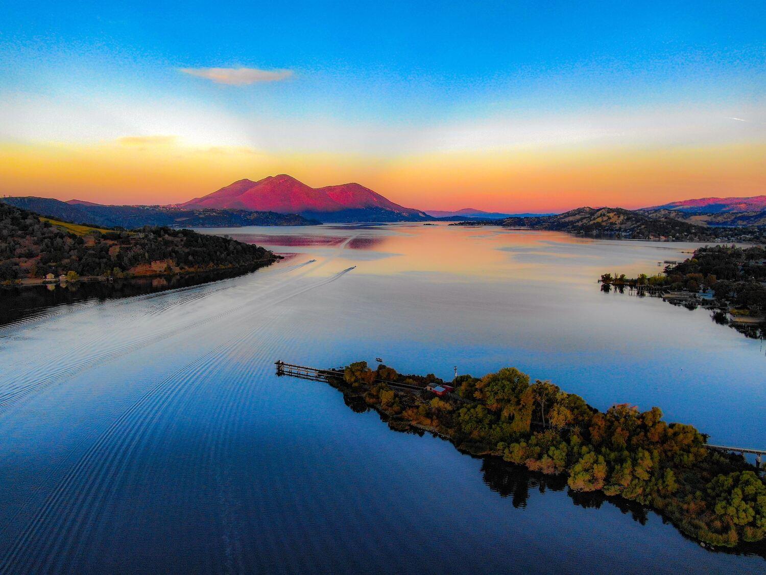 The Oldest Lake in North America Sits Right Here in Northern California ...