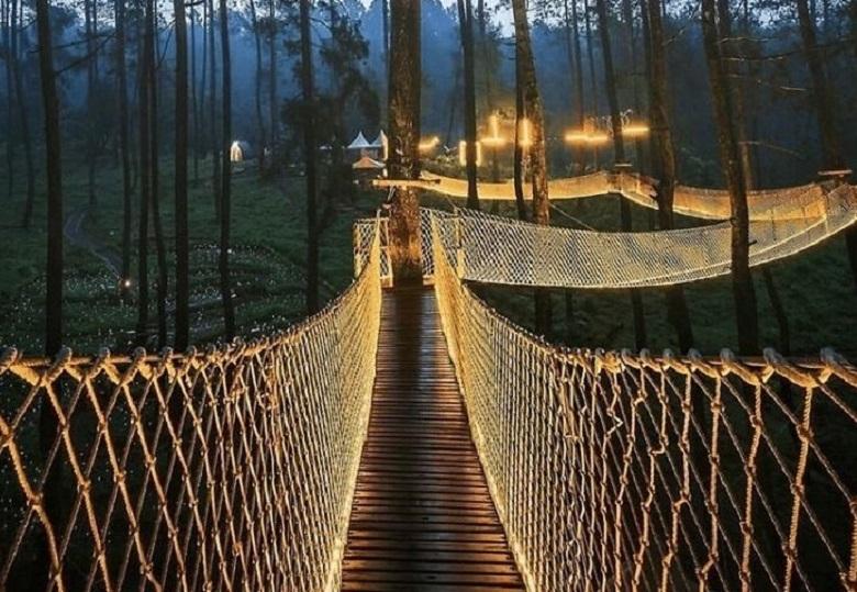 ‘Fire’ bridge in Indonesia, not everyone will dare to walk on it - Afrinik