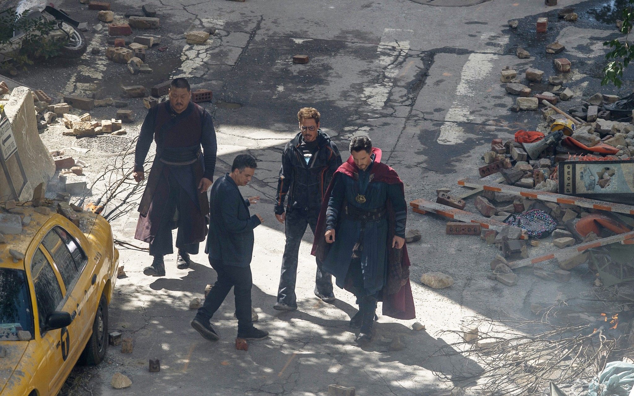 What's going on in this leaked set photo from 'Avengers: Infinity War ...