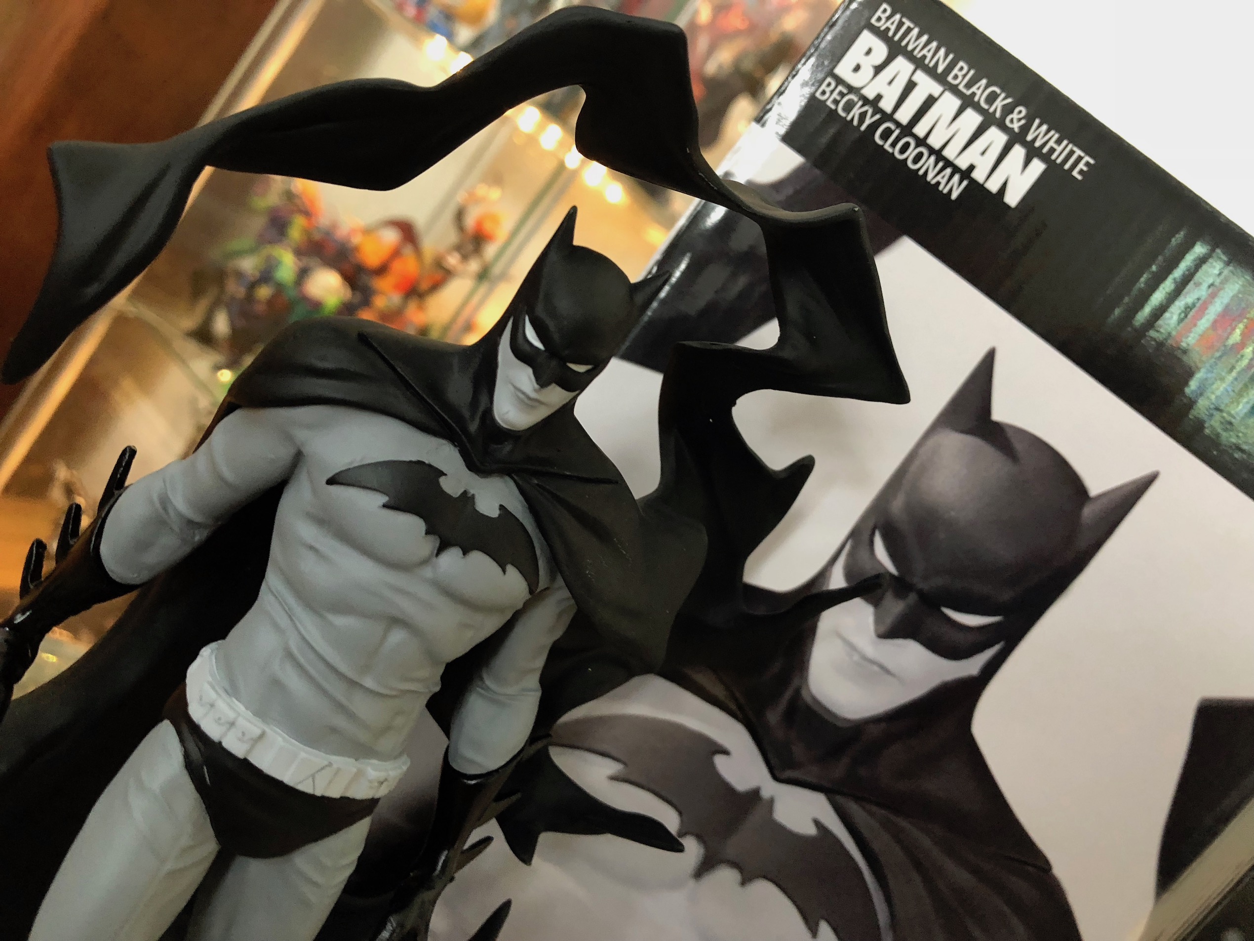 [WATCH] DC Collectibles Black & White: Batman by Becky Cloonan statue ...