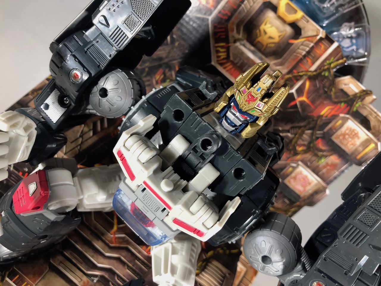 Unboxing: 2018 SDCC Transformers: Power of the Primes Throne of the ...