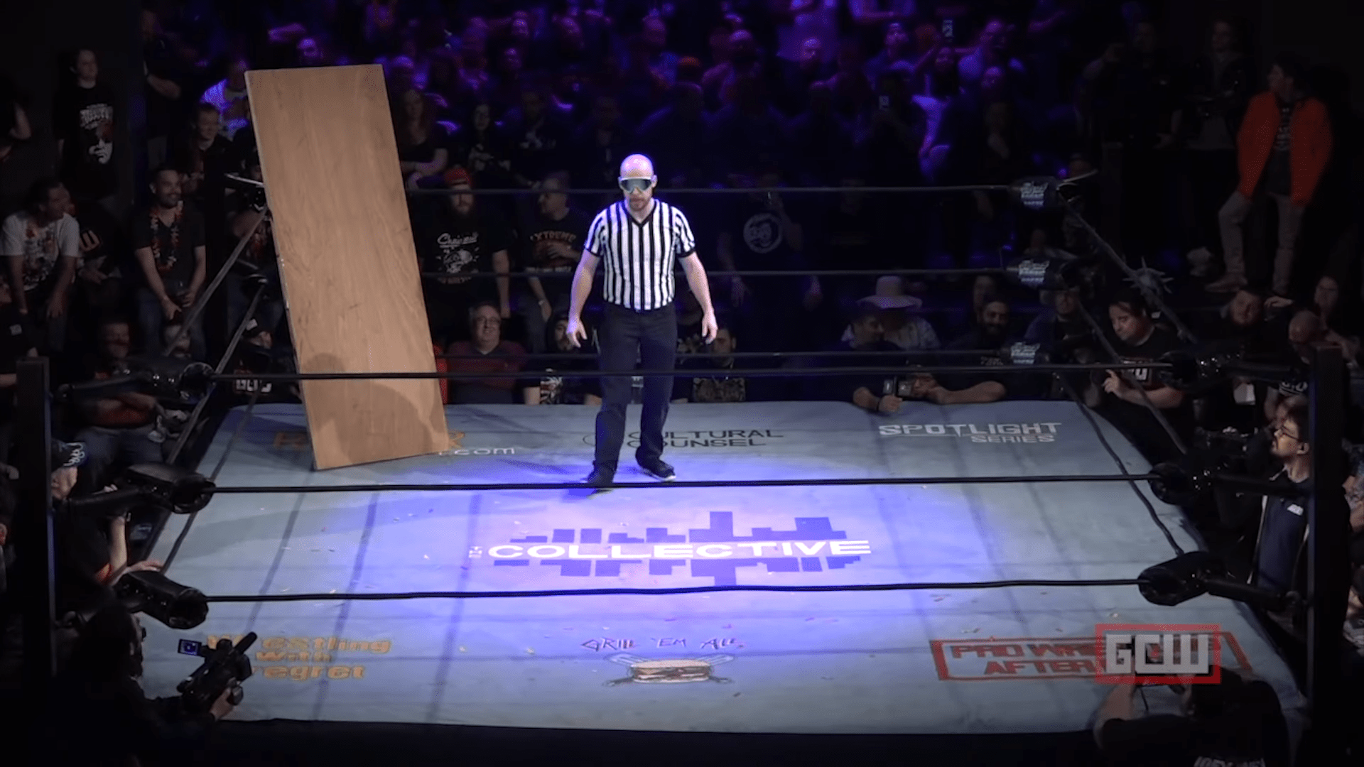 Invisible Stan vs. Invisible Man: The dynamics and power of a crowd in ...