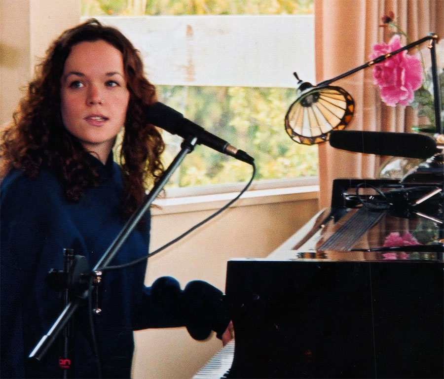 Allison Crowe Renews Eurythmics' "Sweet Dreams" - AllanShowalter.com