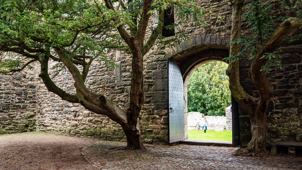 Craigmillar Castle Outlander Location: Ardsmuir Prison Guide | Almost ...