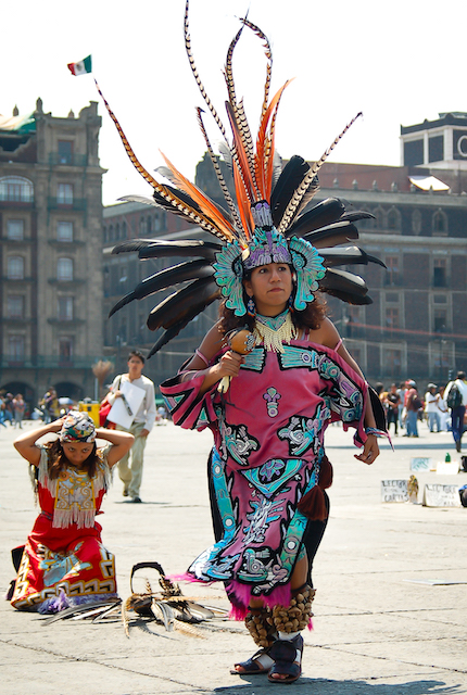 Danzantes aztecas y organilleros en Ciudad de México