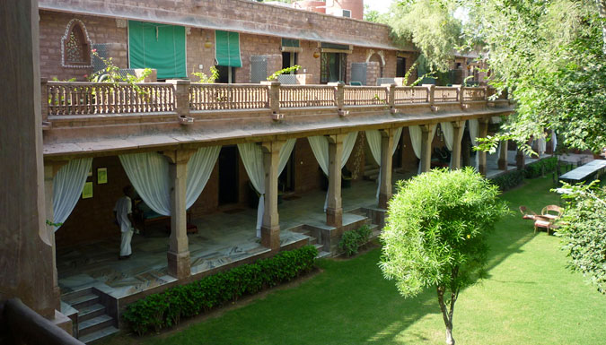 Splendid Restaurants and Bars in Ranbaka Palace - PreferTrip
