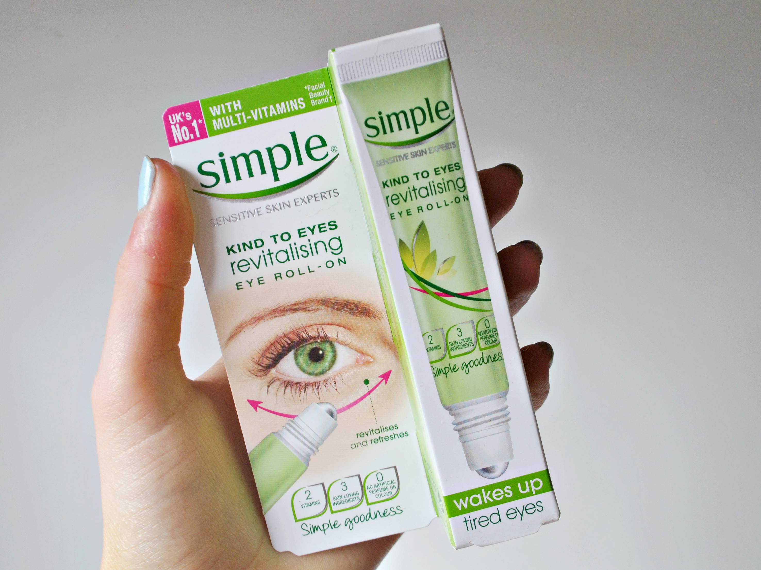 Review lăn dưỡng mắt Simple Kind To Eyes Revitalising Eye Roll-On ...
