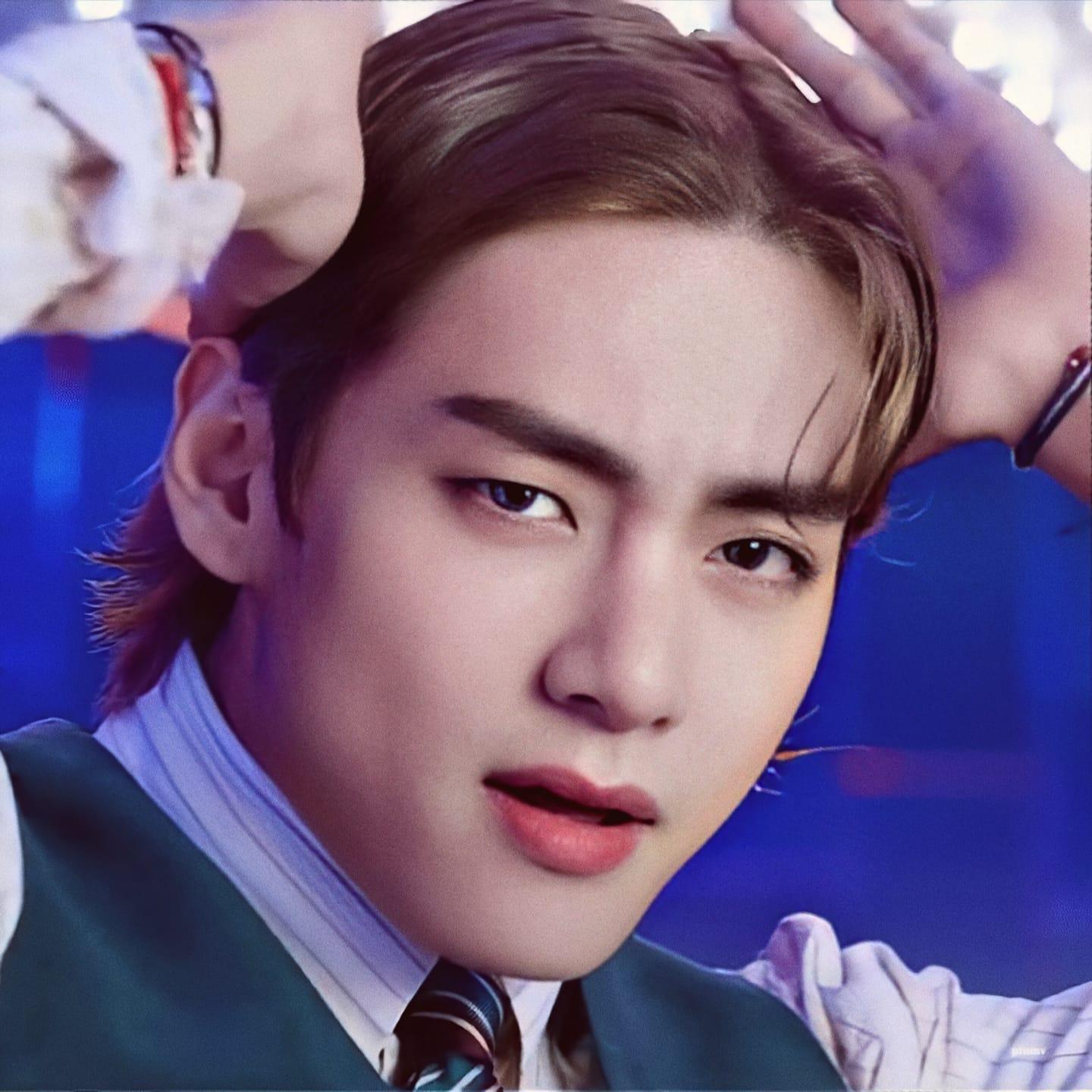Bùng nổ trong MV Dynamite thôi chưa đủ, V (BTS) còn đăng loạt ảnh hậu ...