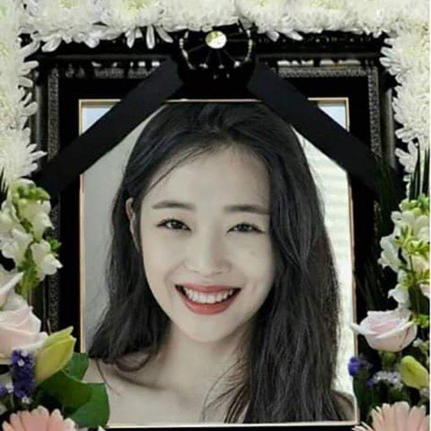 Diễn viên Kim Sun Ah đăng tải hình ảnh chụp cùng Sulli trên tài khoản ...