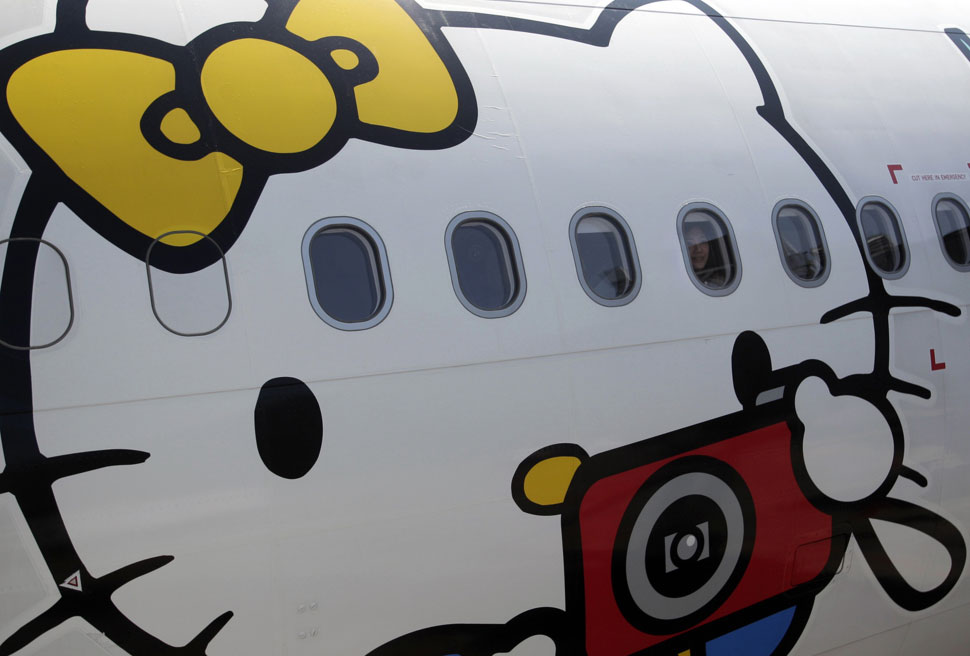 Flying the Hello Kitty skies (photo) | Boing Boing