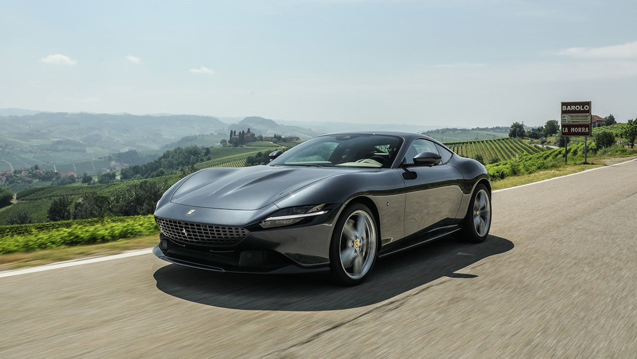 Ferrari Roma stuck in a small streets of Rome
