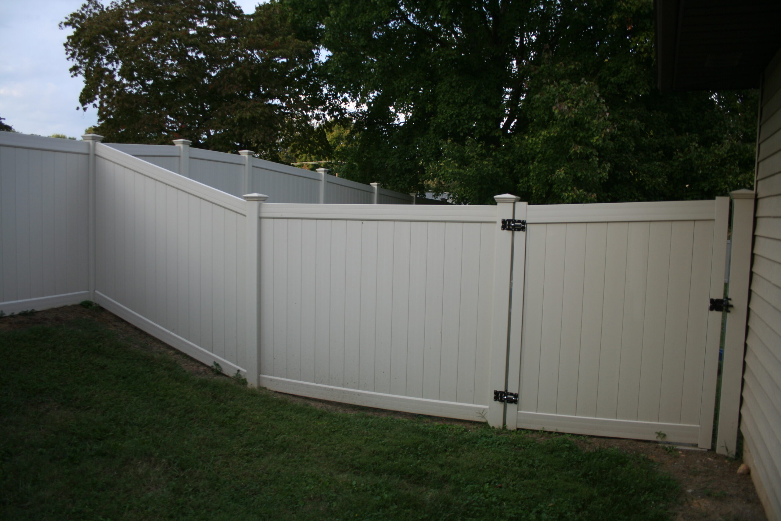 Top 5 Problems with Vinyl Gates - Bryant Fence