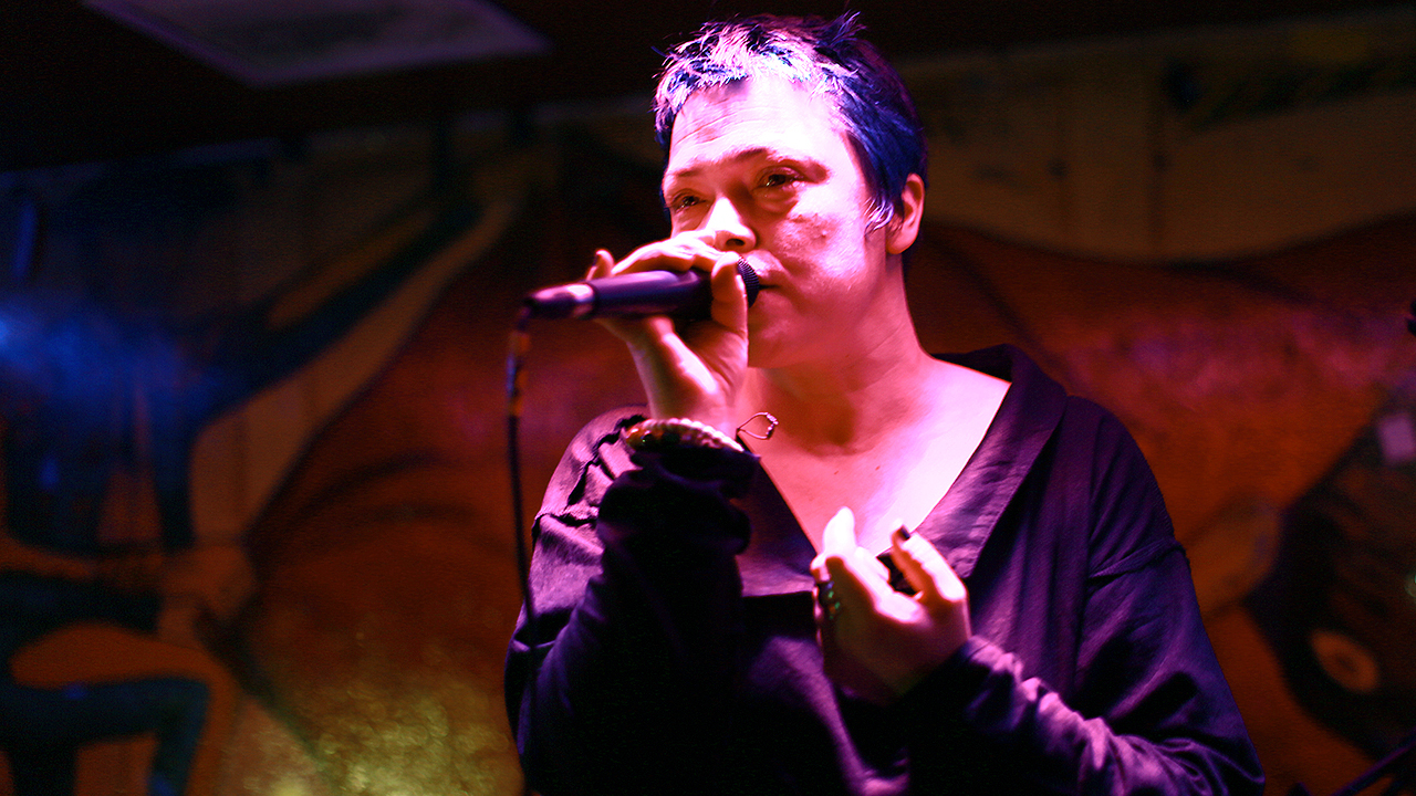 Ruby's Lesley Rankine and her electronic toys at La Cita Bar – buzzbands.la