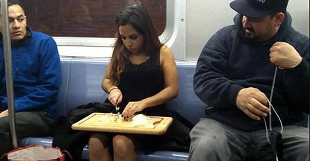 【画像】電車の中で見かけた自由すぎる人たちが面白いw - Buzzzzzer