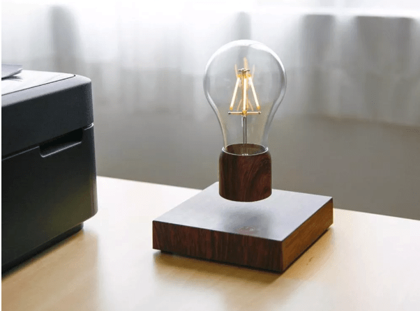 Levitating desk decor - milonice