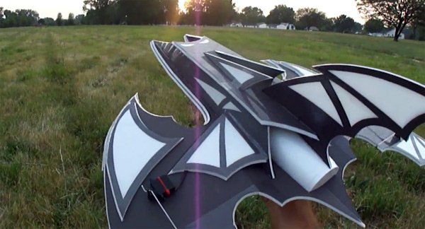 Batwing R/C Plane | Ubergizmo