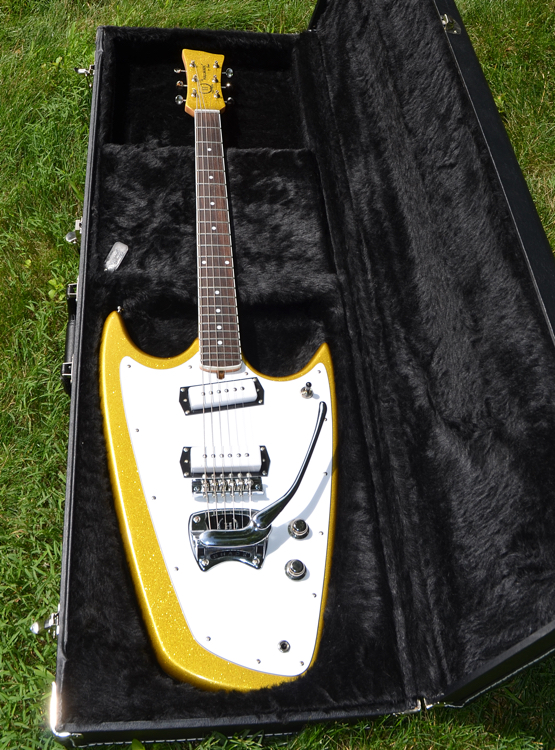 Hallmark Swept-Wing Vintage Reissue | ChasingGuitars