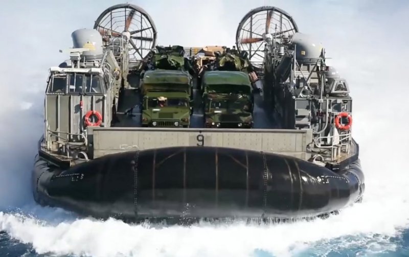 Check out the LCAC: The massive Navy hovercraft that hauls Marines into ...