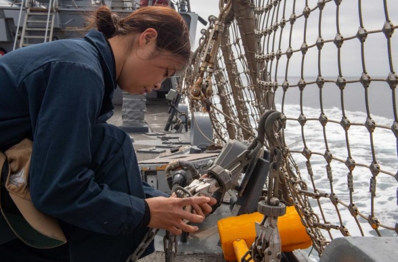 The Pic of the Day: Navy's Boatswain's Mate Seaman Alice Diep Trains ...