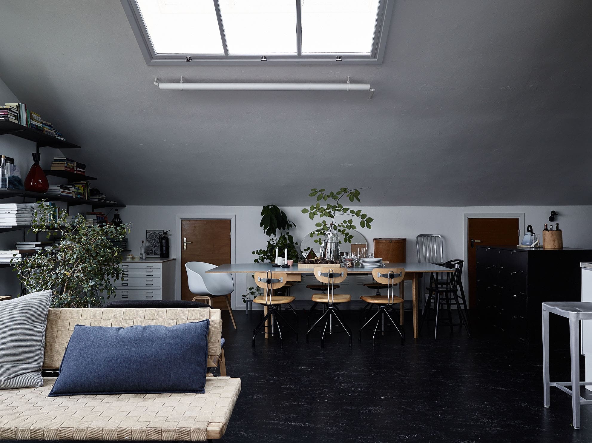 Attic home decorated with blue - COCO LAPINE DESIGNCOCO LAPINE DESIGN