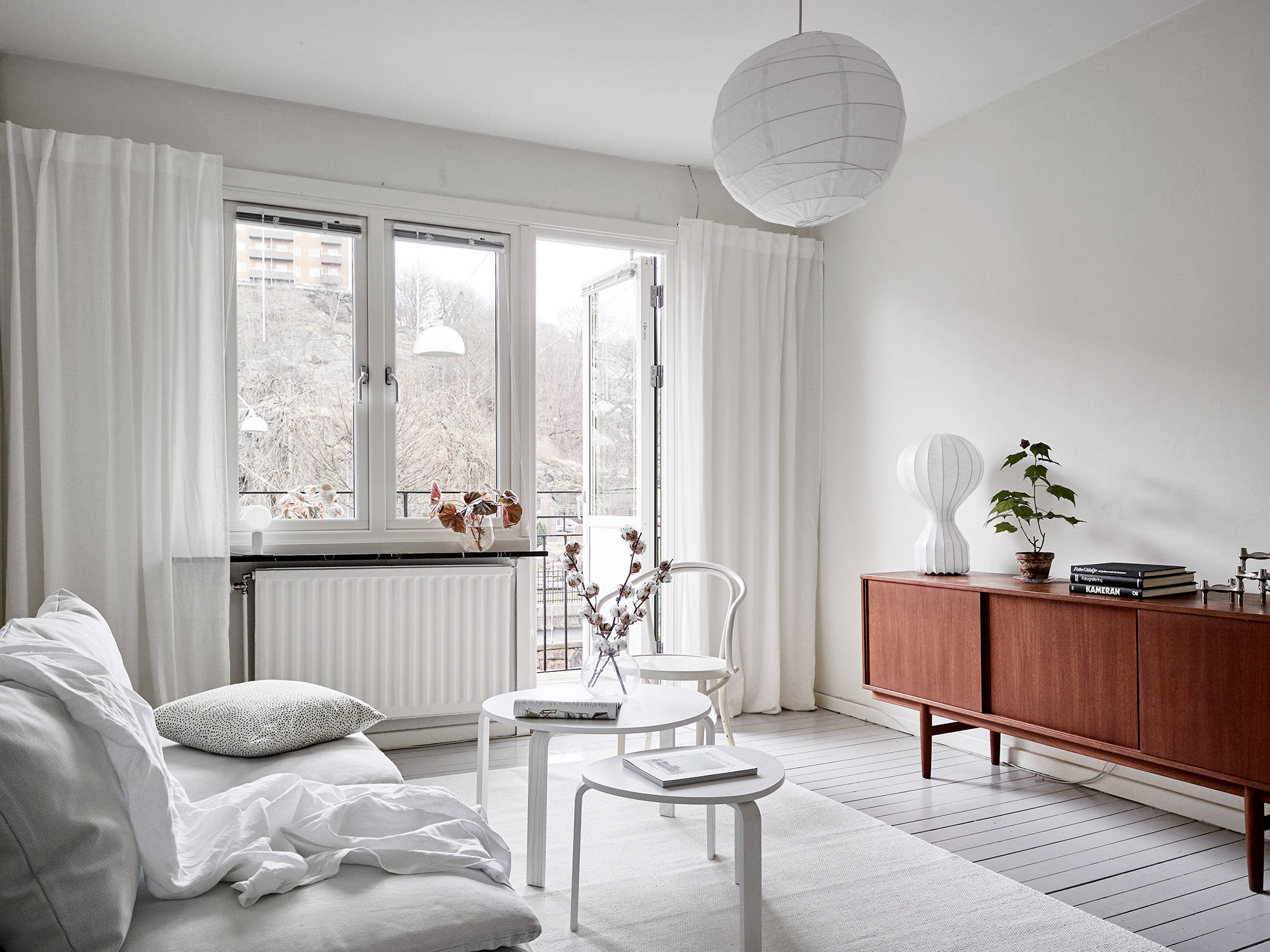 All white home with a vintage touch - COCO LAPINE DESIGNCOCO LAPINE DESIGN
