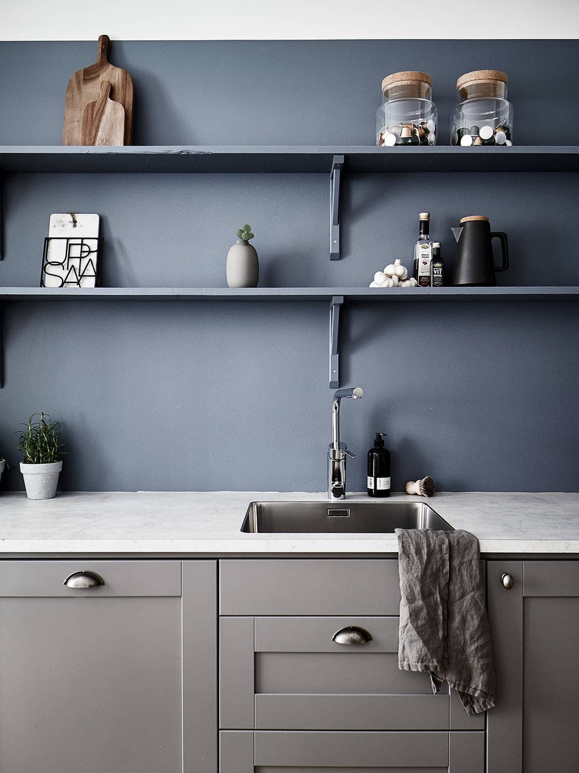 Kitchen in warm grey and petrol blue » COCO LAPINE DESIGN