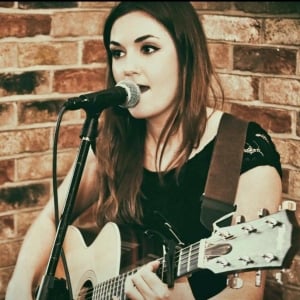 Hire Hannah Renton · Comicus Comedian Hire