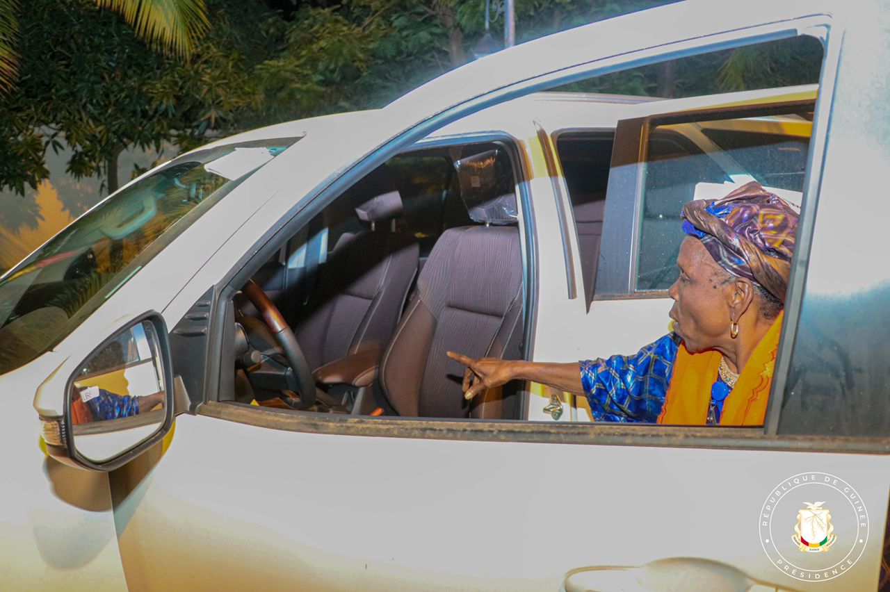 Le colonel Mamadi Doumbouya offre une voiture 4×4 à l’artiste Binta Laly Sow – Conakryinfos.com