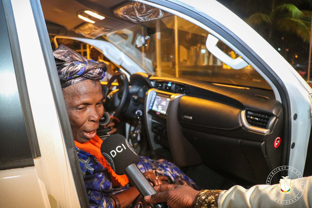 Le colonel Mamadi Doumbouya offre une voiture 4×4 à l’artiste Binta Laly Sow – Conakryinfos.com