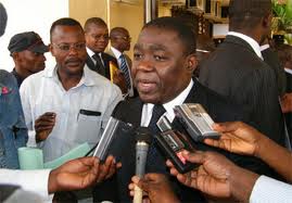 Le ministre des finances Gilbert Ondongo au nom du gouvernement ...