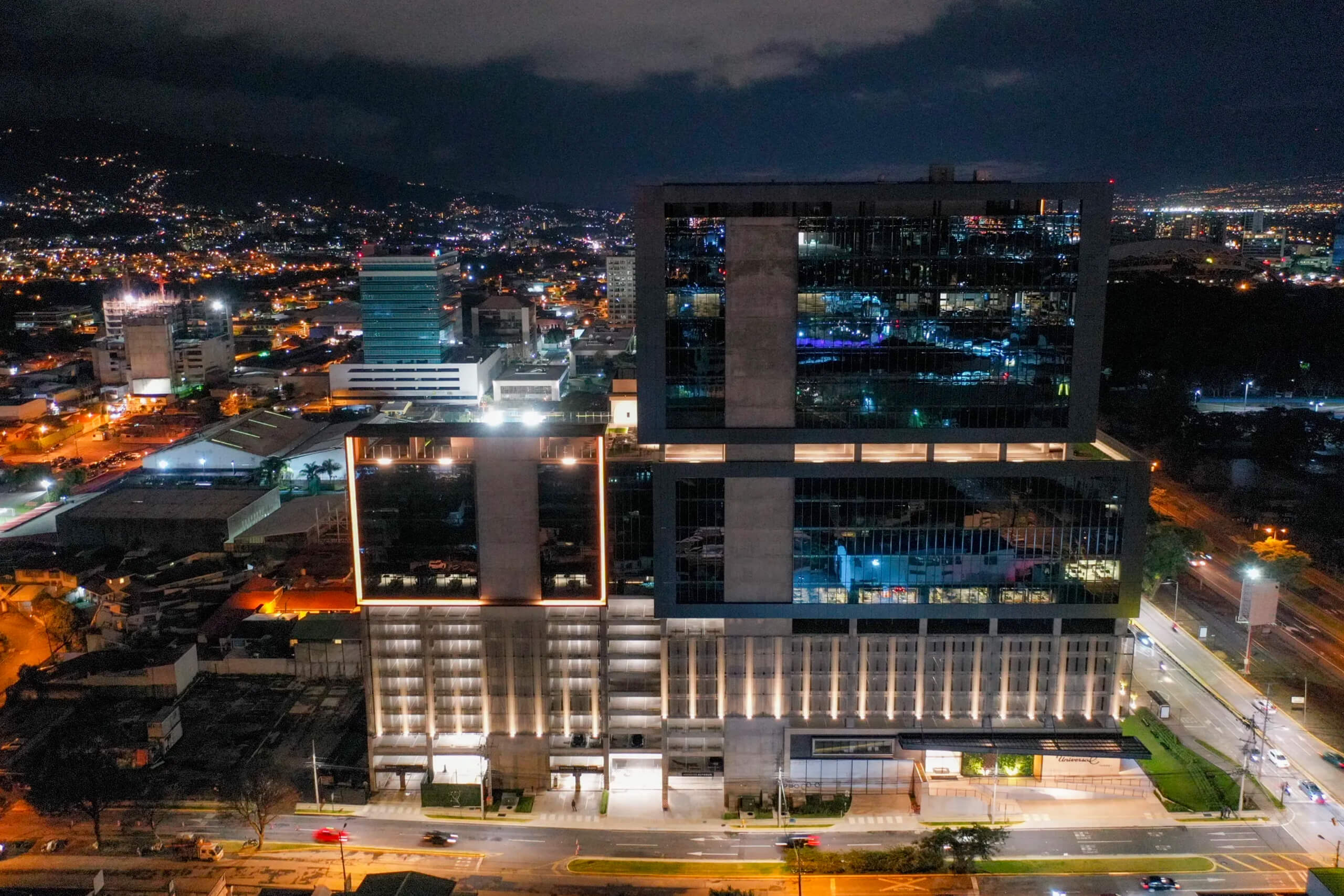 Fachada Este Torre Universal – Construluz