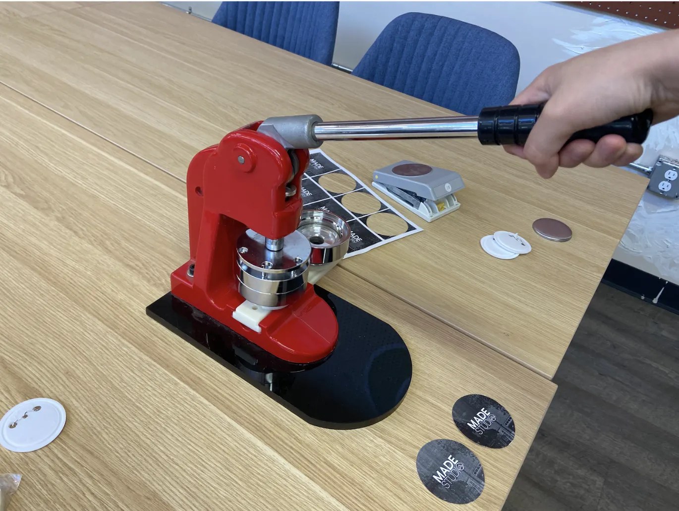 Basic Use Button Maker Tutorial 17 Steps With Pictures Instructables