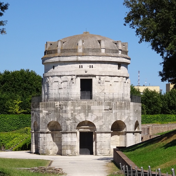 Ravenna: Mausoleum of Theoderic – – Corvinus