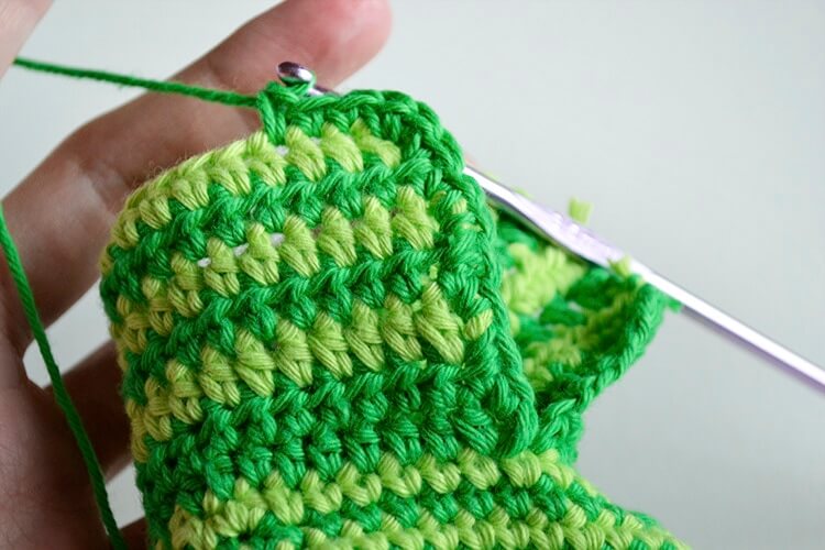 FREE PATTERN: Crochet Baby Booties Green Zebra | Croby Patterns