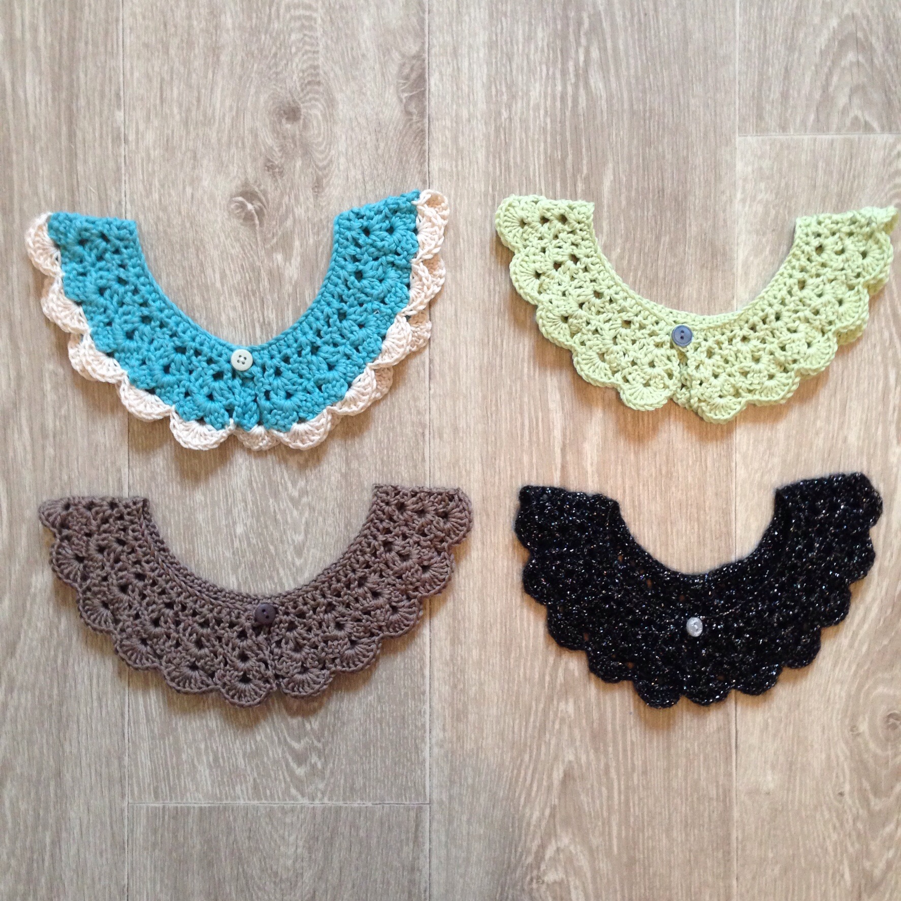 Les petits cols Claudine au crochet pour égayer nos tops - Caro Tricote