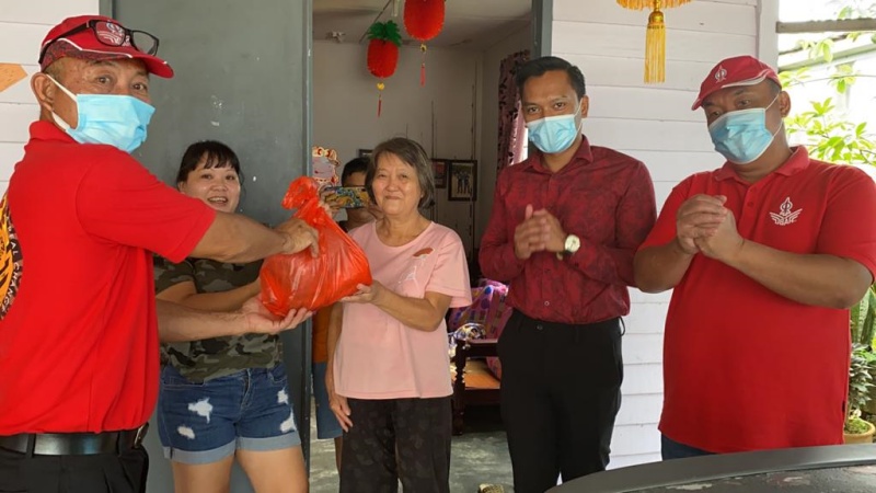 Aziz Isa: 100 families receive CNY food gifts from DAP Batu Kitang ...