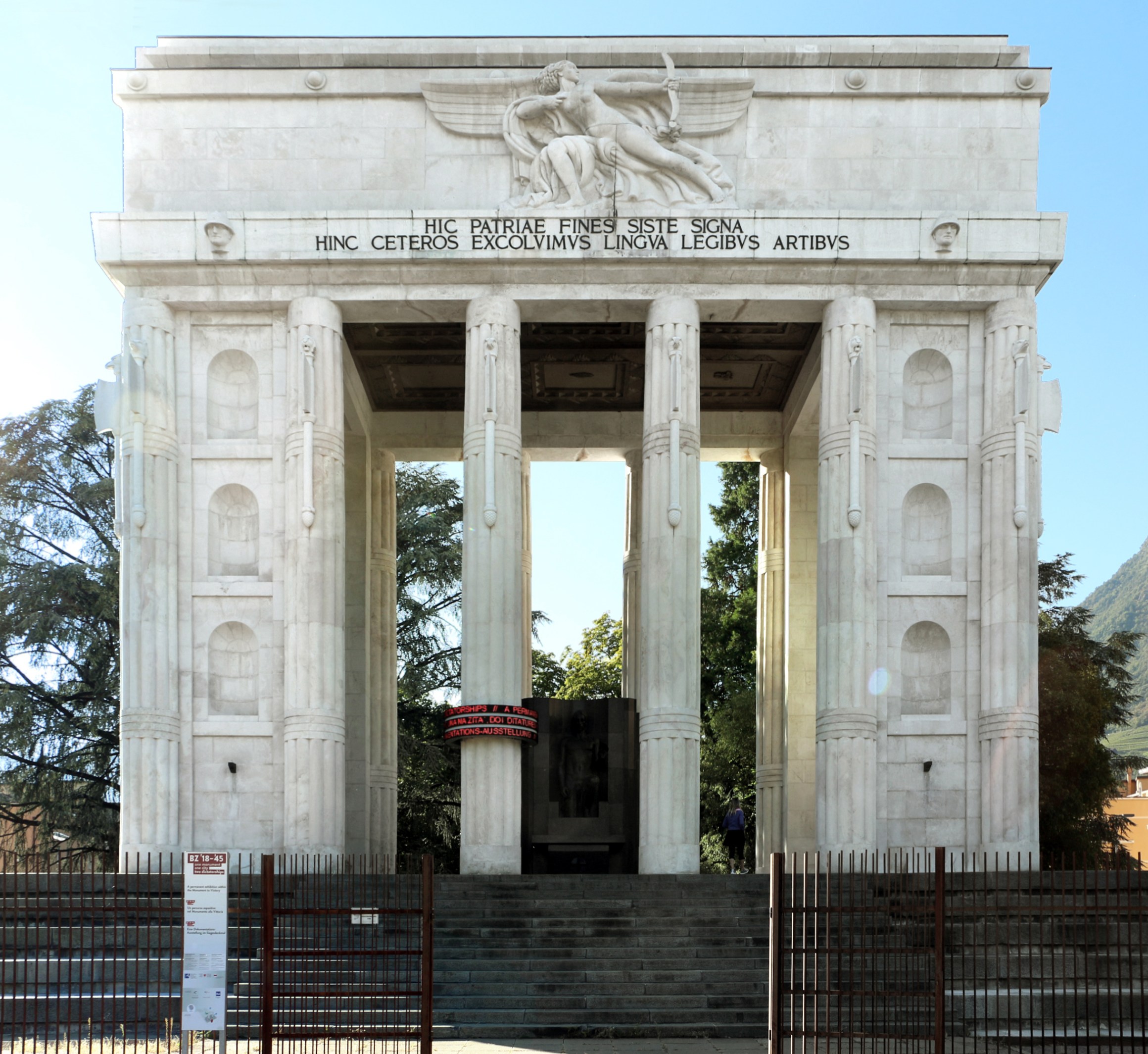Aspects of Art Under Totalitarian Regimes - LEVEL