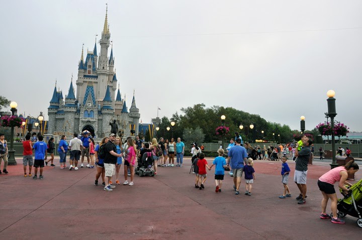 Review: New hub at the Magic Kingdom brings serenity to the craziness ...