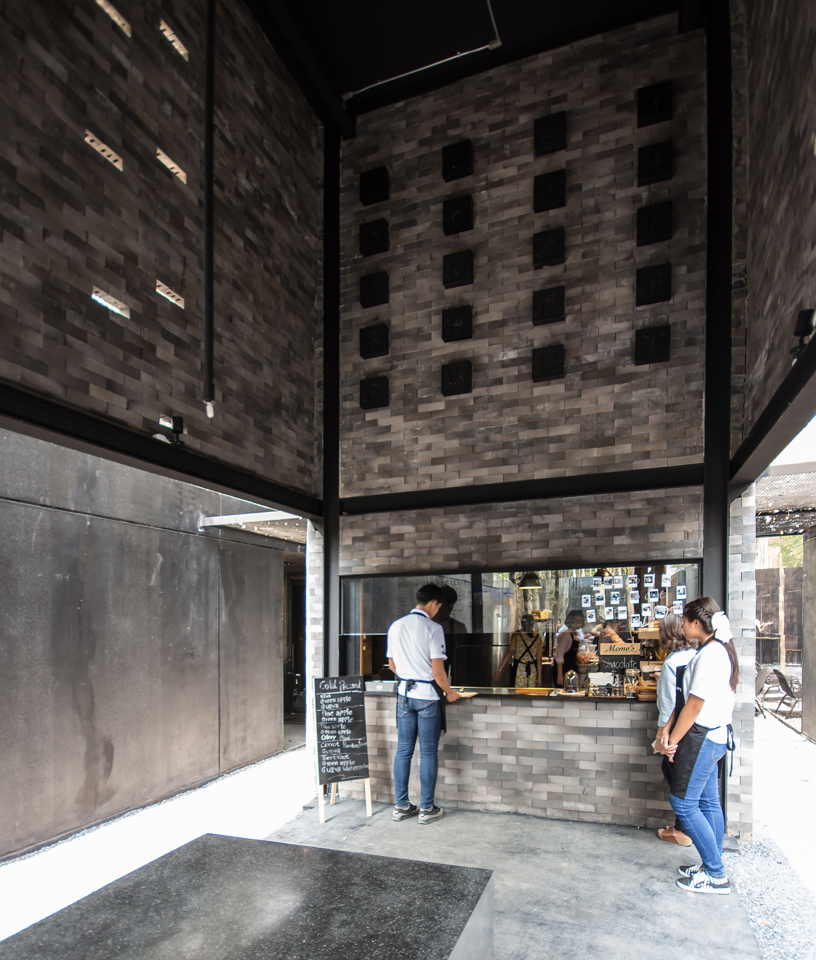 ดื่มด่ำสเปซรสเข้มข้น ที่ Yellow Submarine Coffee Tank - Design Makes A ...