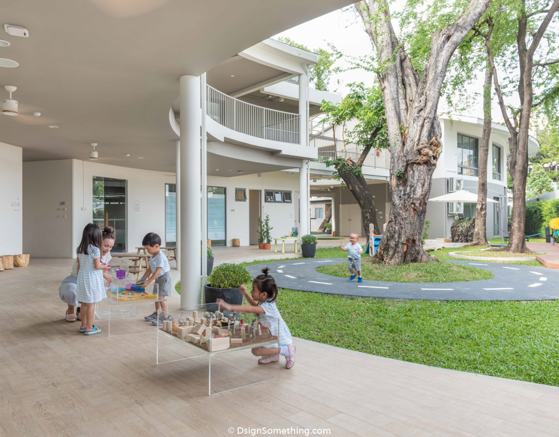 โรงเรียนที่ให้เด็กเข้าไปเรียนรู้จากต้นไม้ พื้นหญ้าและธรรมชาติ ...