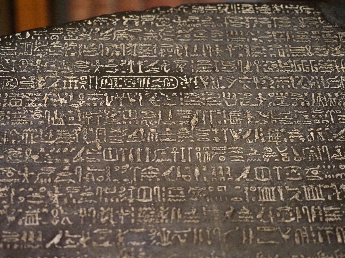 ¿Qué dice la piedra Rosetta? El texto egipcio más importante