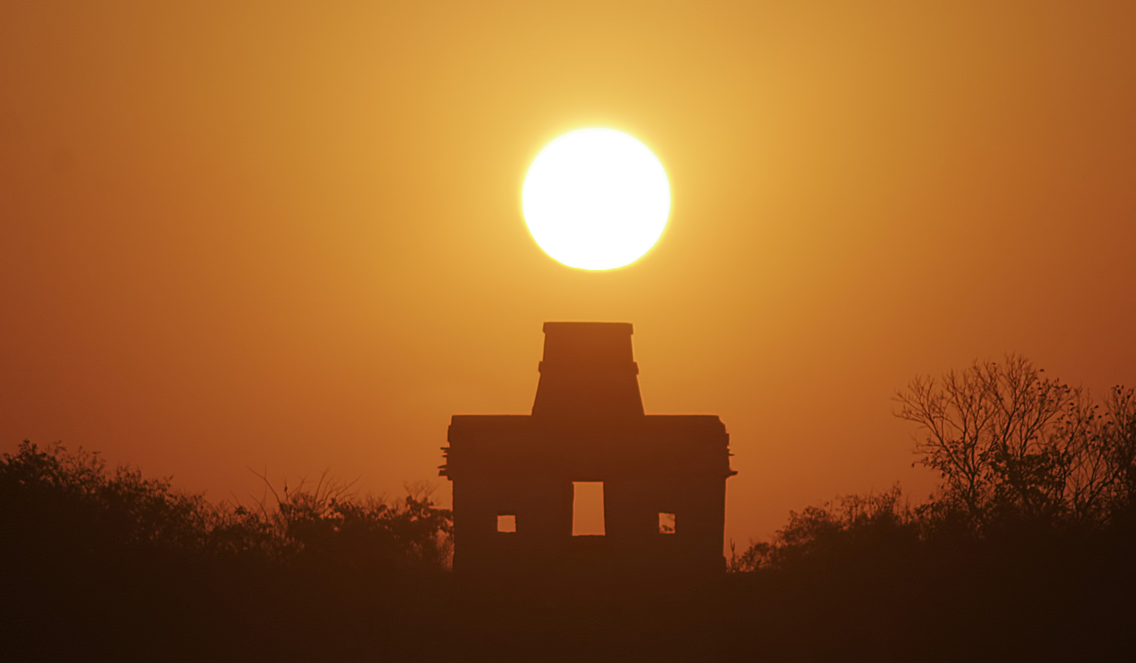 Sol cenital: el fenómeno que desvanece las sombras
