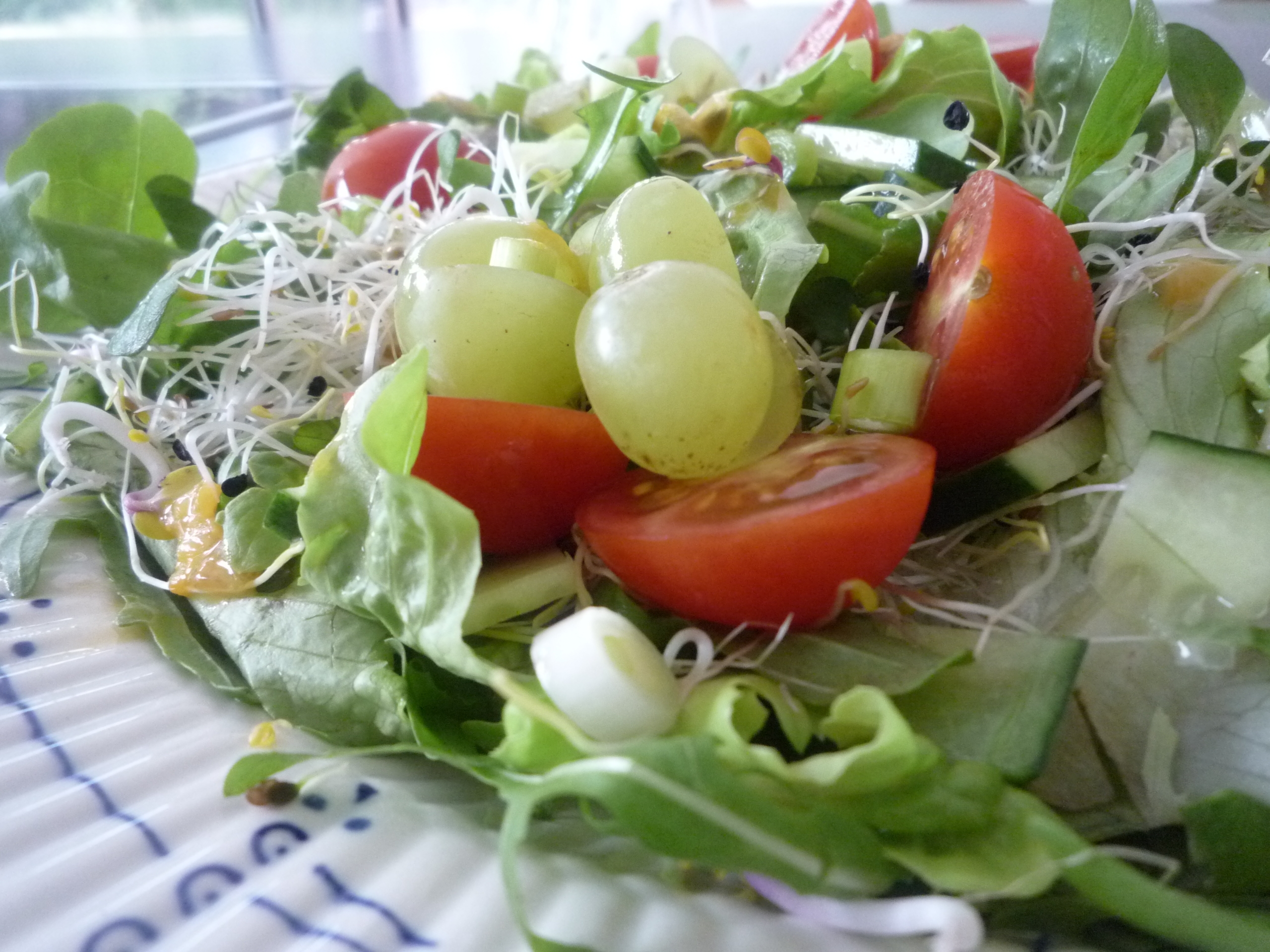 Slaatje met tomaatjes, druiven en passievrucht | elidesc