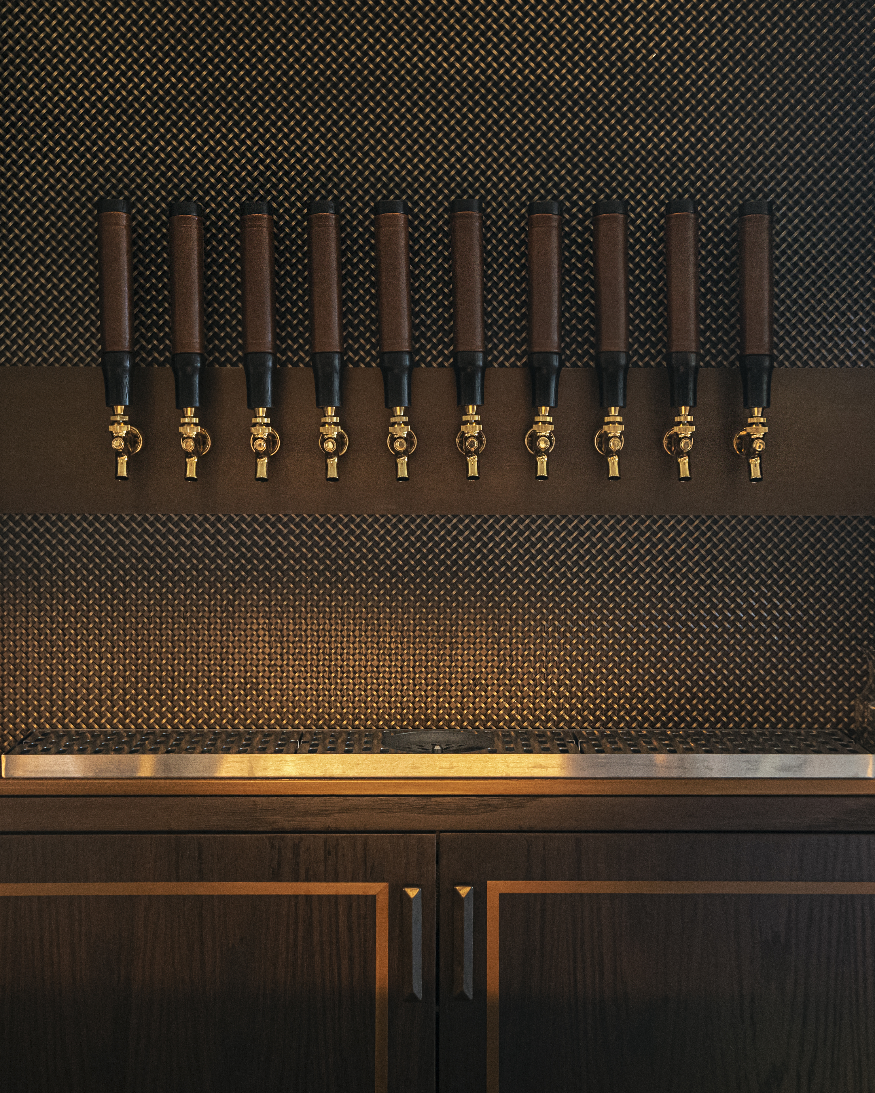 Rundle Bar at Fairmont Banff Springs | Executive Millwork Inc.