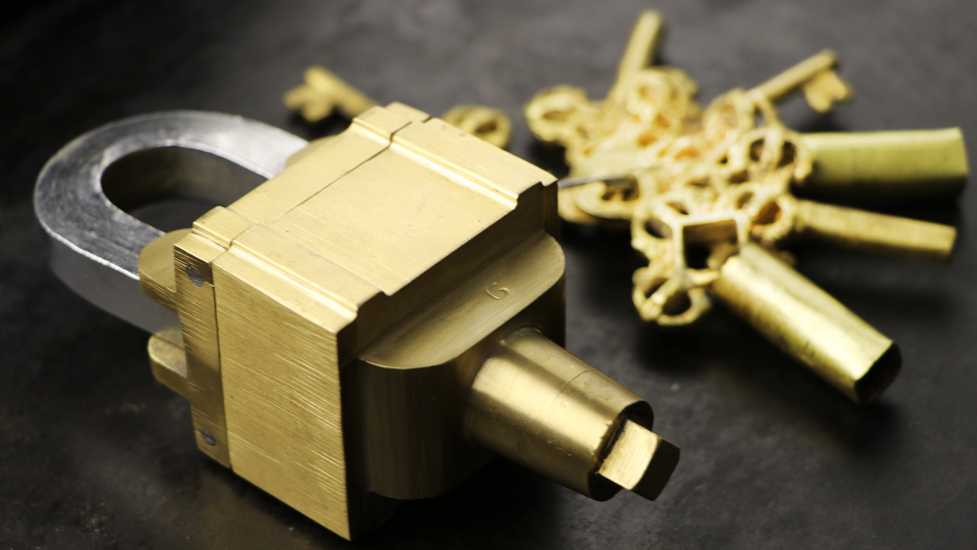A Puzzle Padlock With 6 KEYS! (But No Keyhole?!) - Puzzle Wanderer
