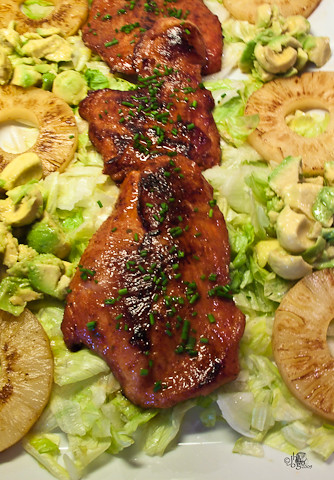 Magro de ibérico en adobo con piña a la plancha y aguacate. | sin tenedores