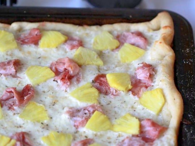 homemade ham & pineapple pizza | Foodlets