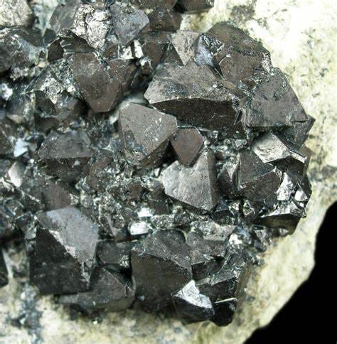 Magnetite : Properties, Occurrence, Formation, Deposits