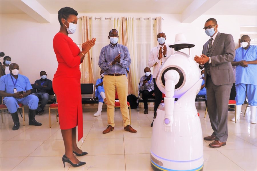 Rwanda : des robots anti-épidémiques pour lutter contre le Covid-19 ...
